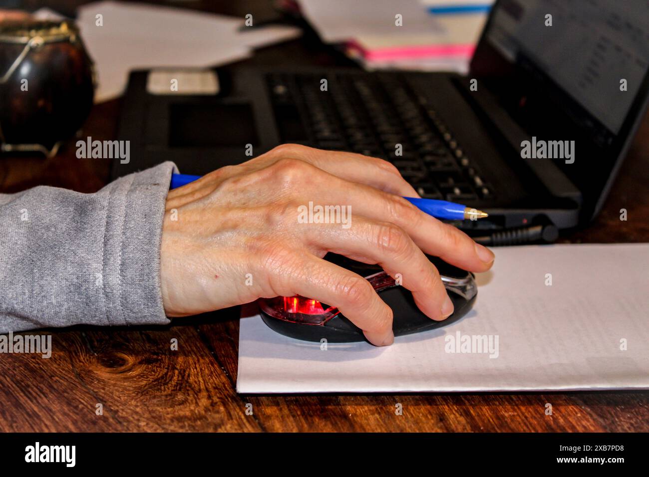 Using mouse typing hi-res stock photography and images - Alamy