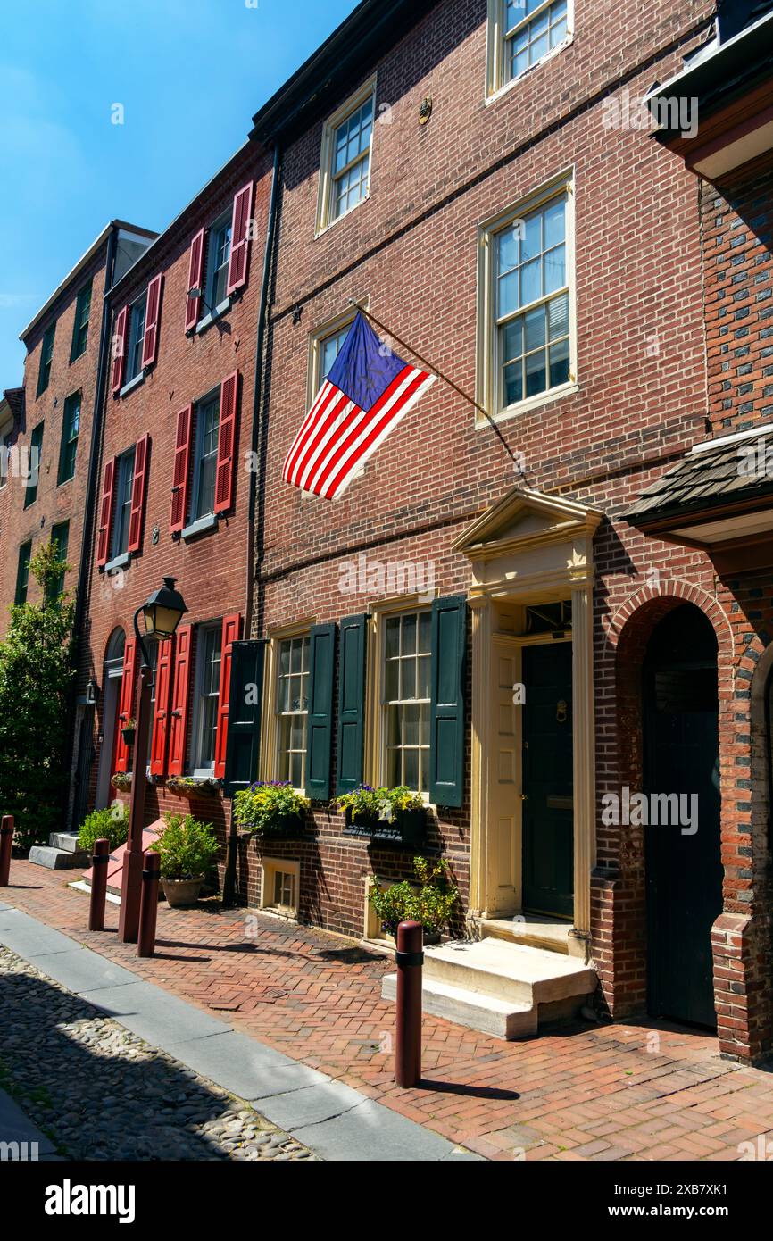 Colorful houses by Elfreth's Alley in Philadelpia old town ...