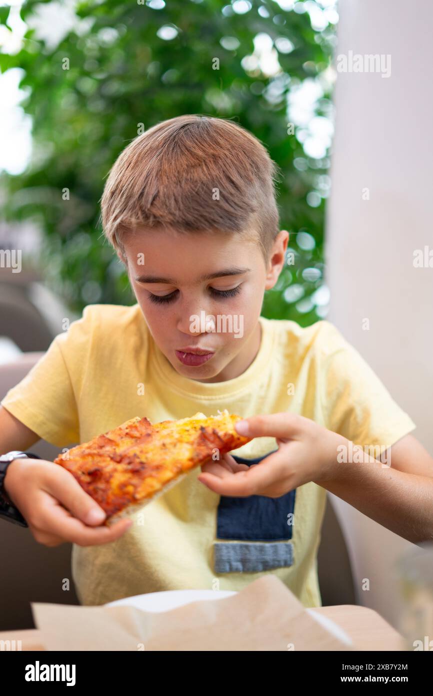 Happy family eating delicious pizza hi-res stock photography and images ...