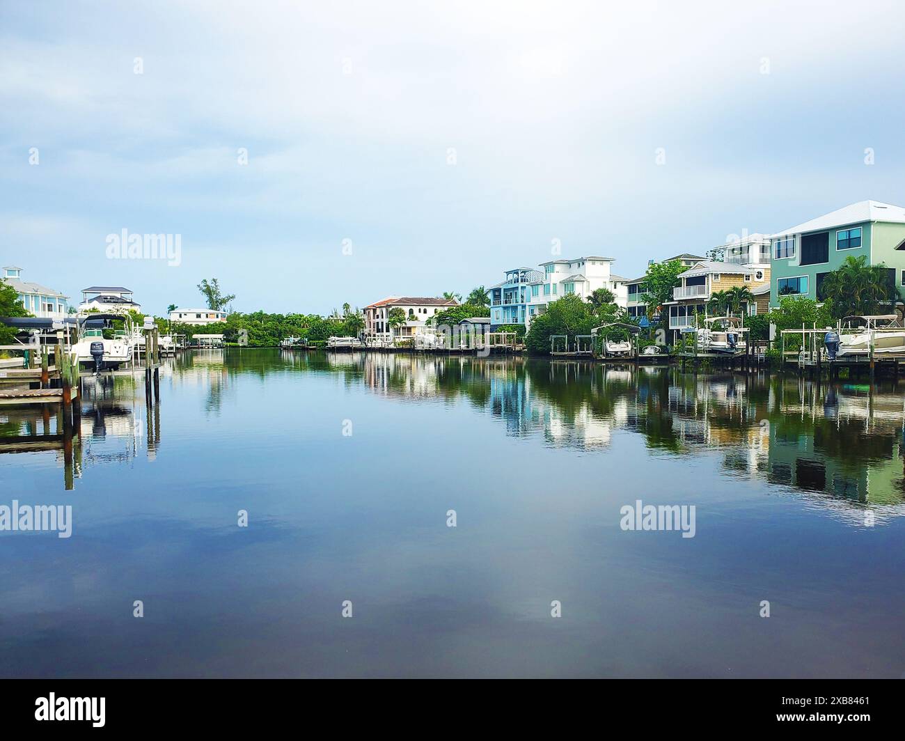 Riverside town docks homes calm hi-res stock photography and images - Alamy
