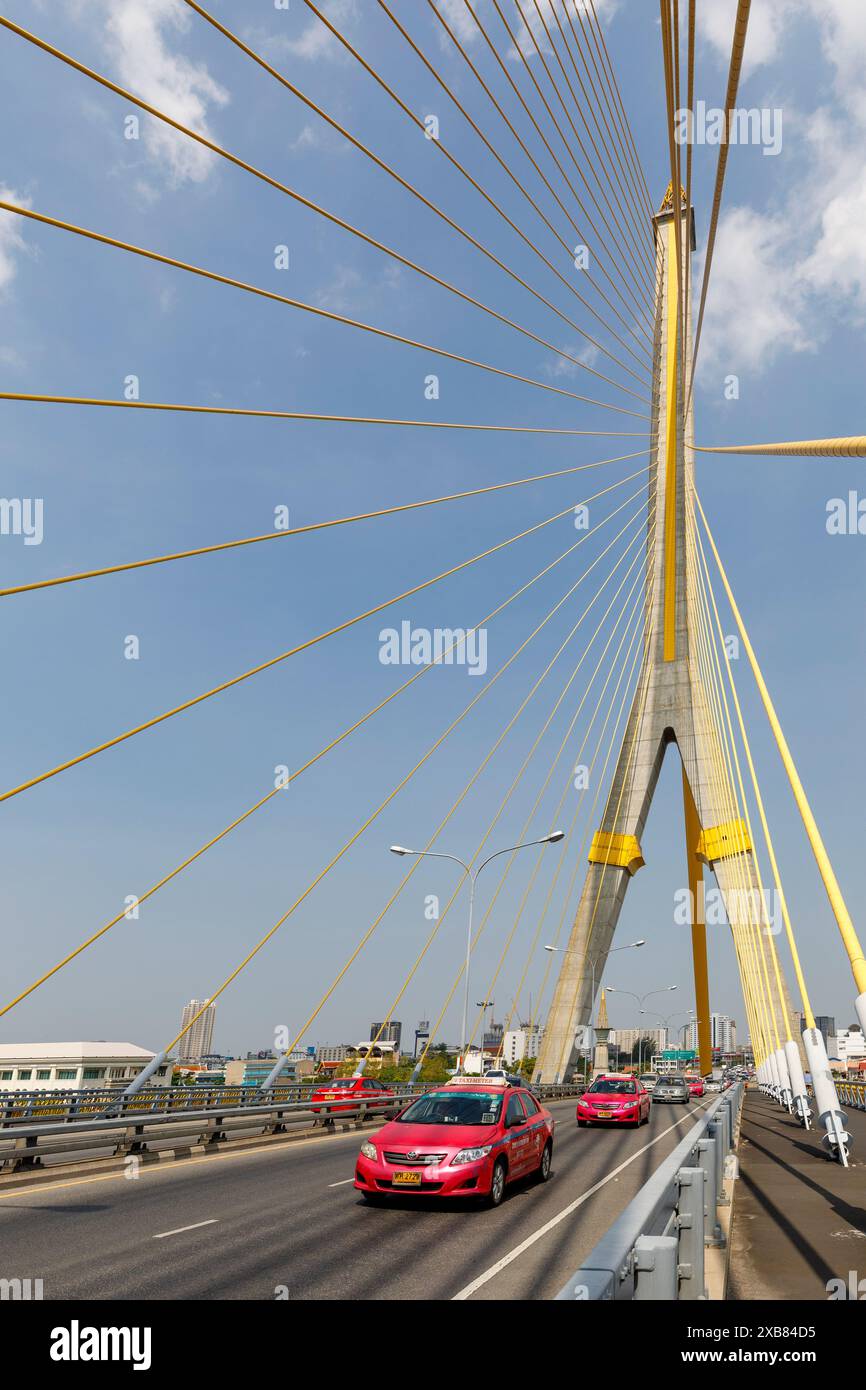 Traffic on the Rama VIII suspension bridge over the Chao Phraya River ...