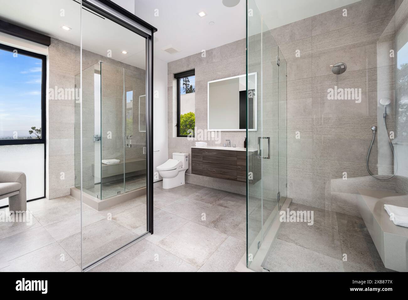 A Contemporary bathroom featuring a spacious glass walk-in shower Stock ...