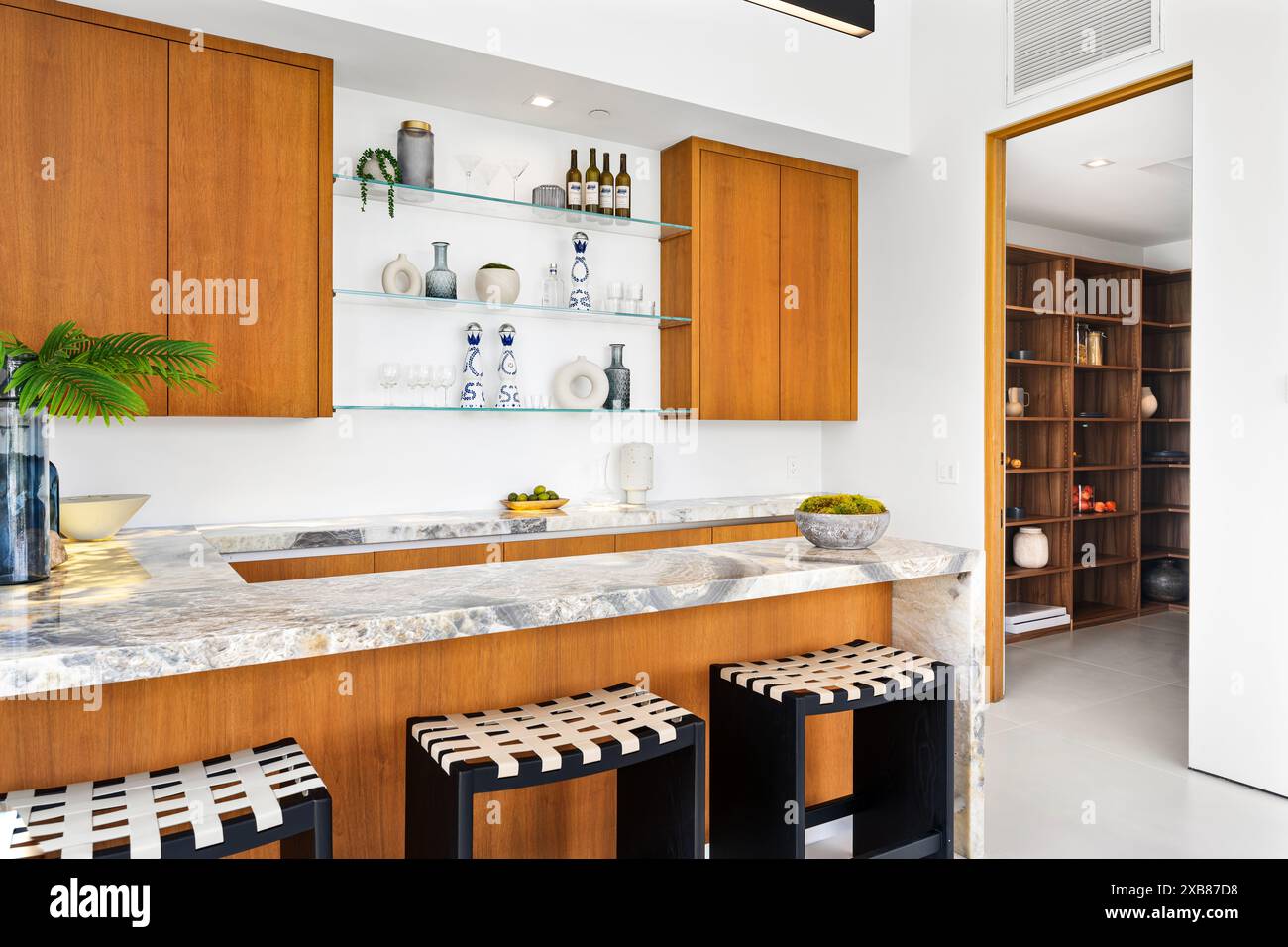 Black metal barstools hi-res stock photography and images - Alamy