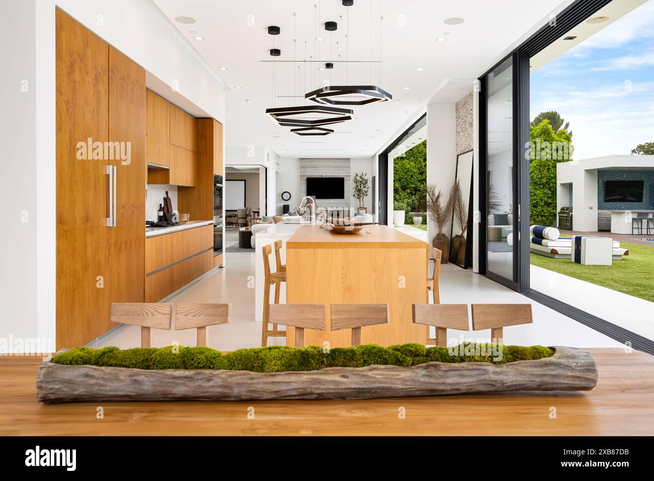 Overhead lights hi-res stock photography and images - Alamy