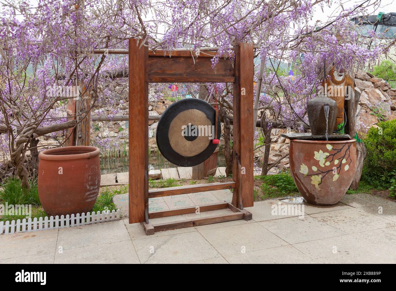Chinese gong hi-res stock photography and images - Alamy