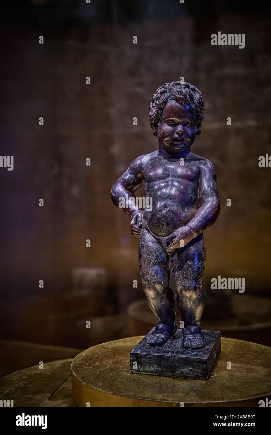 Statue showcase hi-res stock photography and images - Alamy