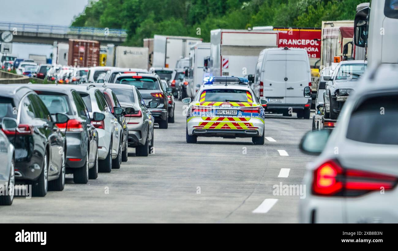 Symbolbild für Stau, Autobahn, Unfall, Rettung, Polizei, Auto ...