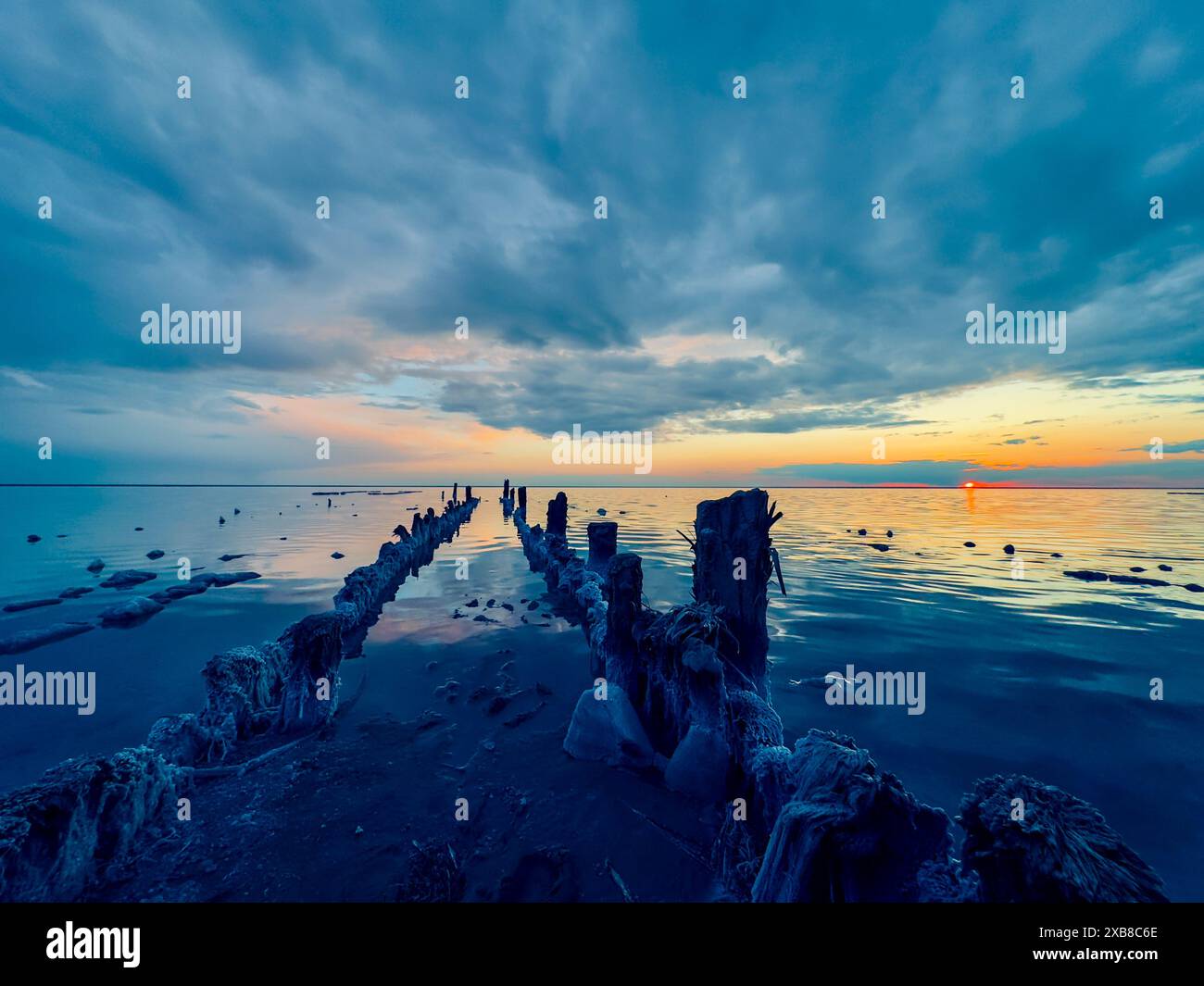 Wooden pier extending calm ocean hi-res stock photography and images ...