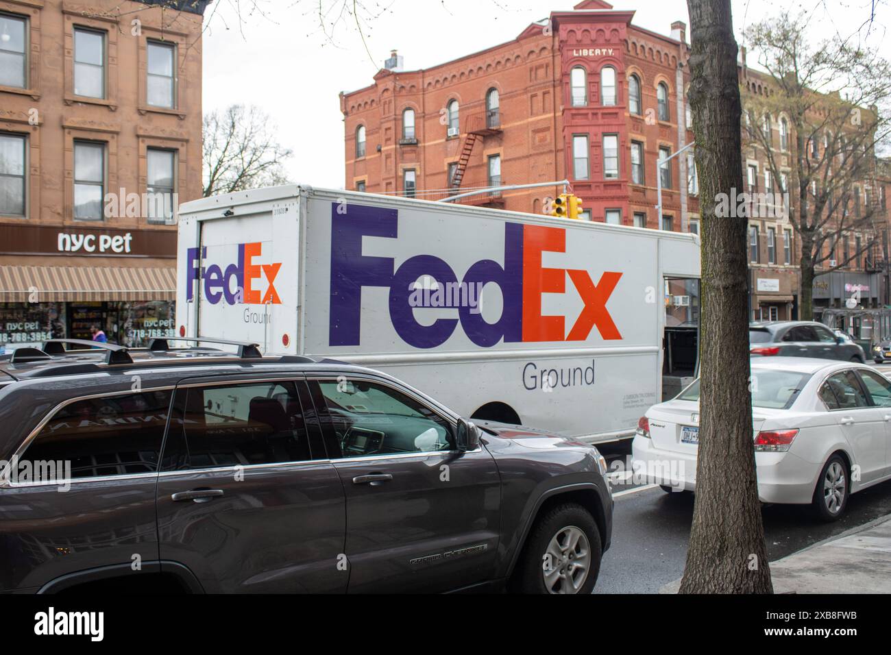 Fedex truck new york city hi-res stock photography and images - Alamy