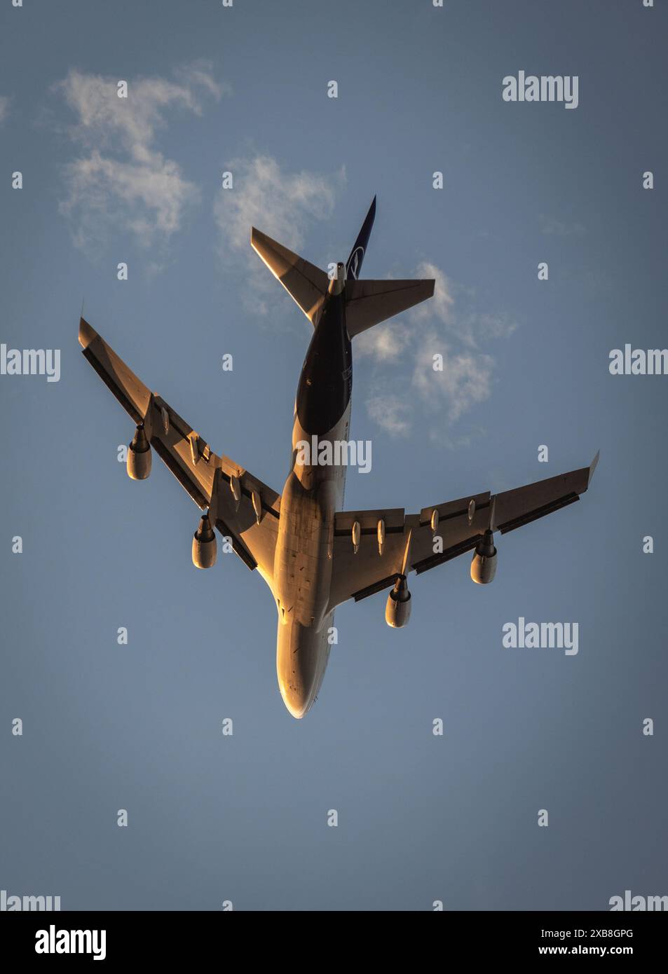 Boeing 747 in shortly after takeoff hi-res stock photography and images ...
