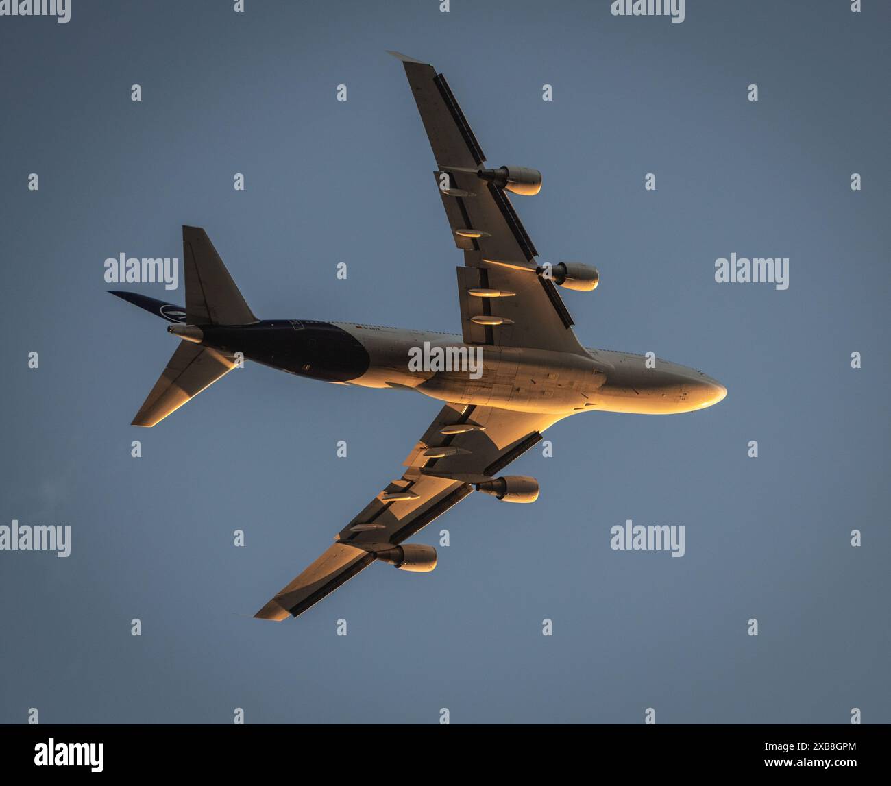 Boeing 747 in shortly after takeoff hi-res stock photography and images ...