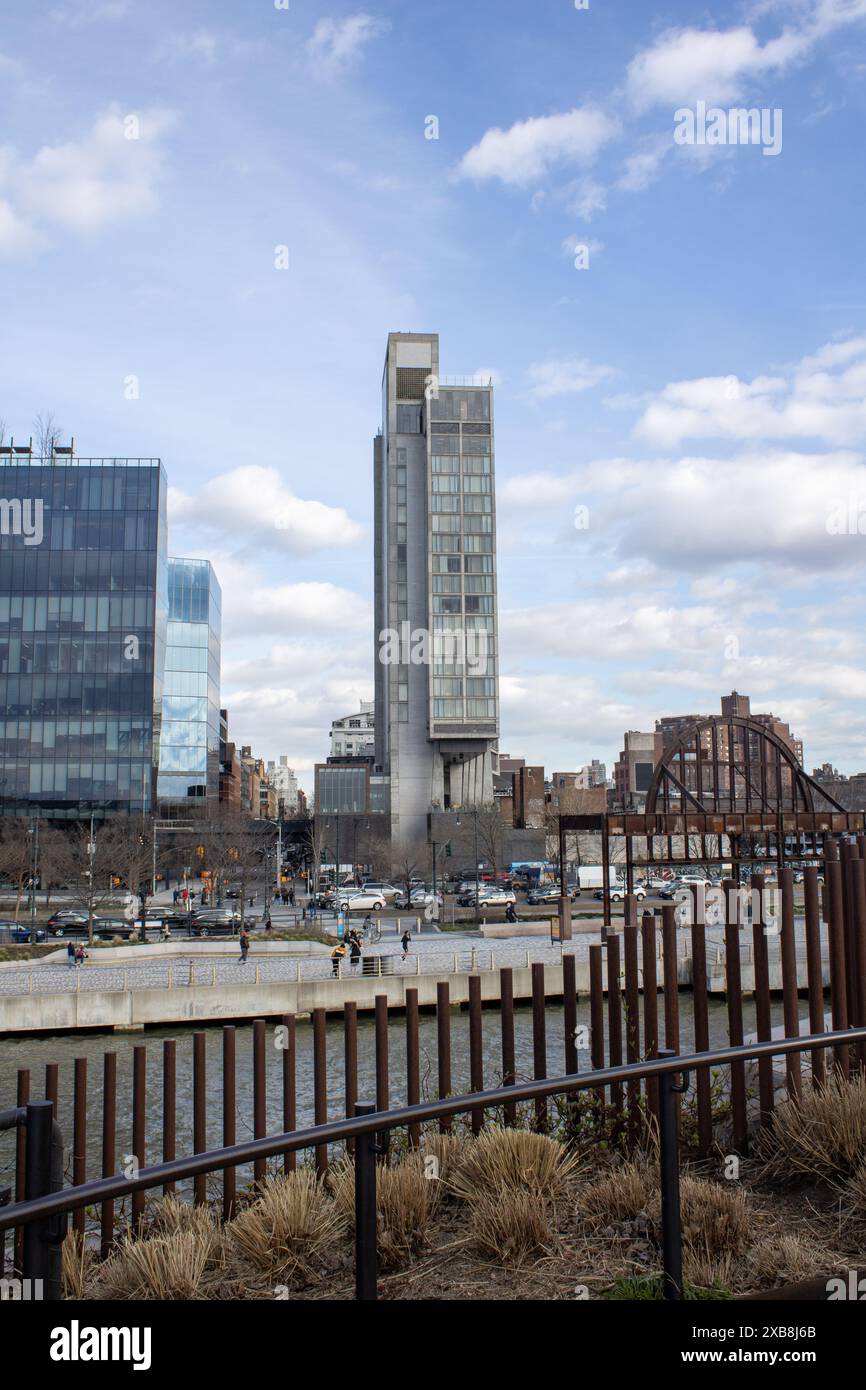 A high-rise building on the waterfront in New York Stock Photo - Alamy