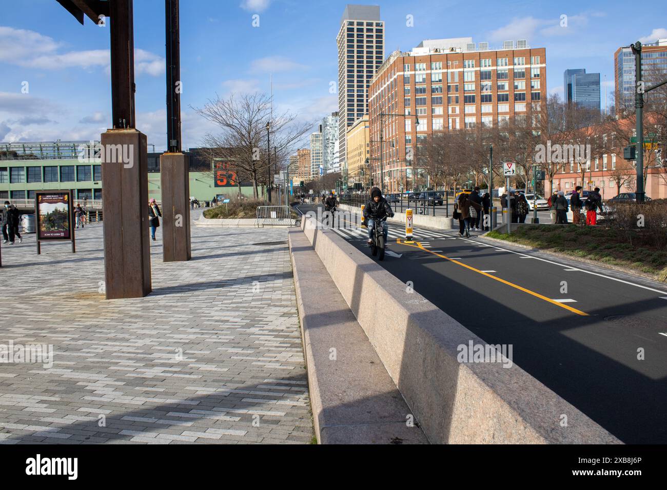 A crowded street scene in New York Stock Photo - Alamy