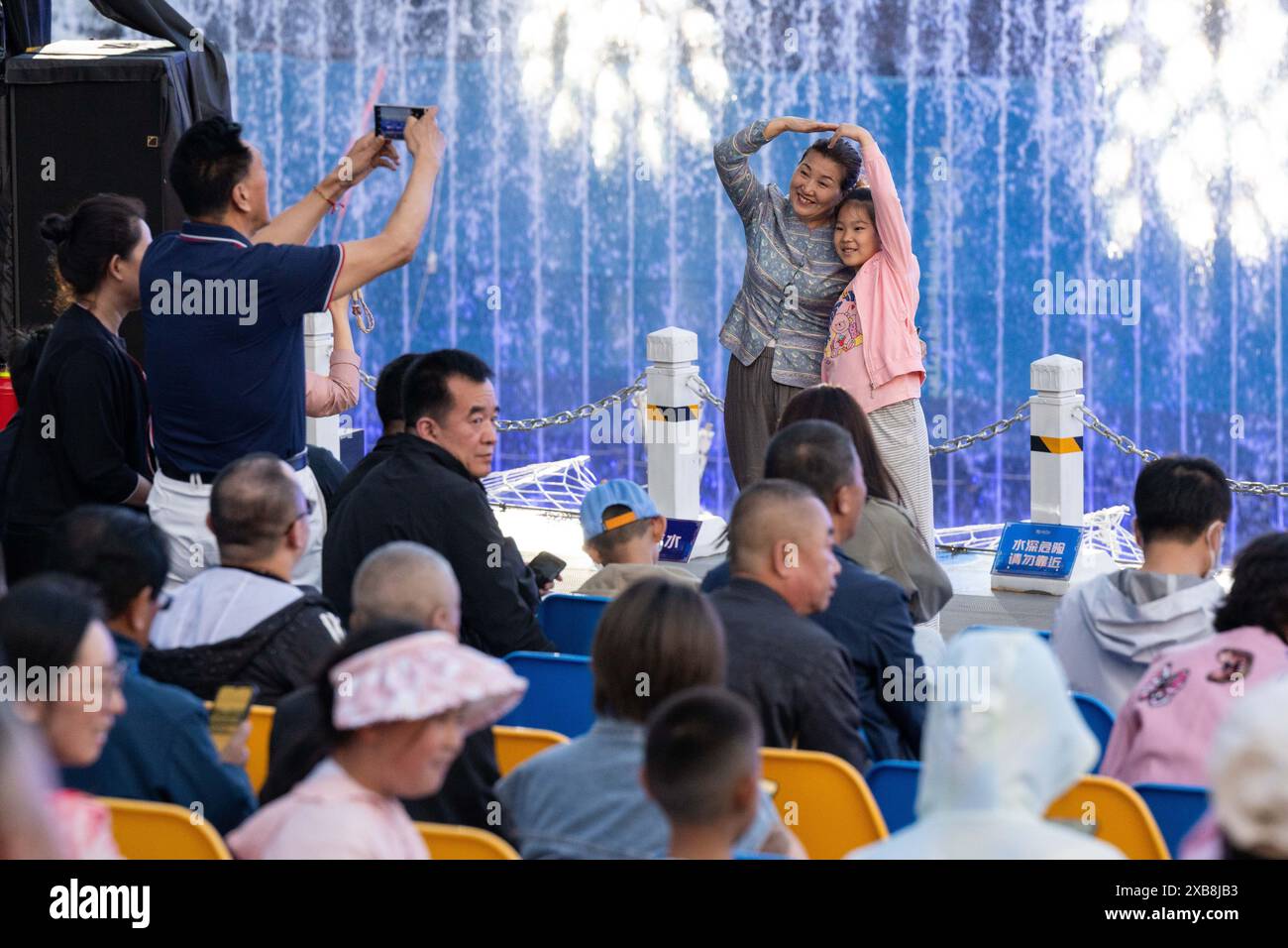 (240611) -- HARBIN, June 11, 2024 (Xinhua) -- Audience pose for photos ...