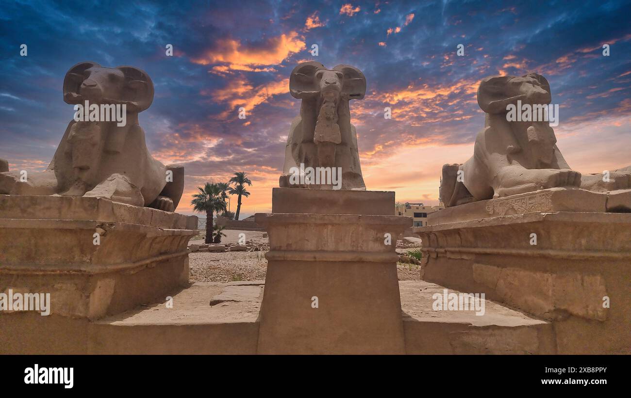 Three statues hi-res stock photography and images - Alamy