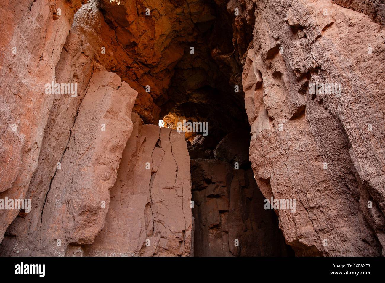 Cave covert hi-res stock photography and images - Alamy