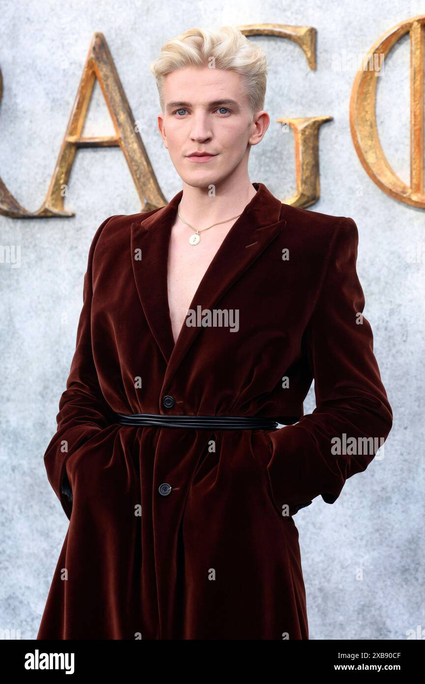 Ewan Mitchell bei der Premiere der 2. Staffel der Sky Now Serie House ...