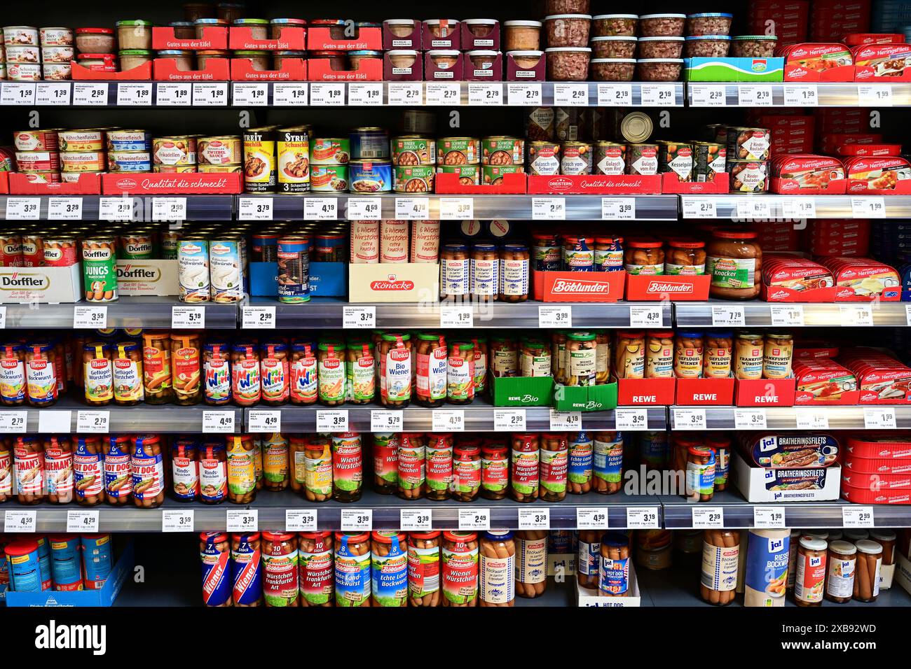 Meat aisle in grocery store hi-res stock photography and images - Alamy