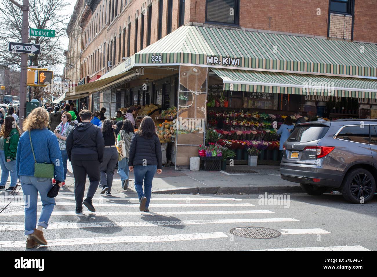 Crowd people walking busy intersection hi-res stock photography and ...