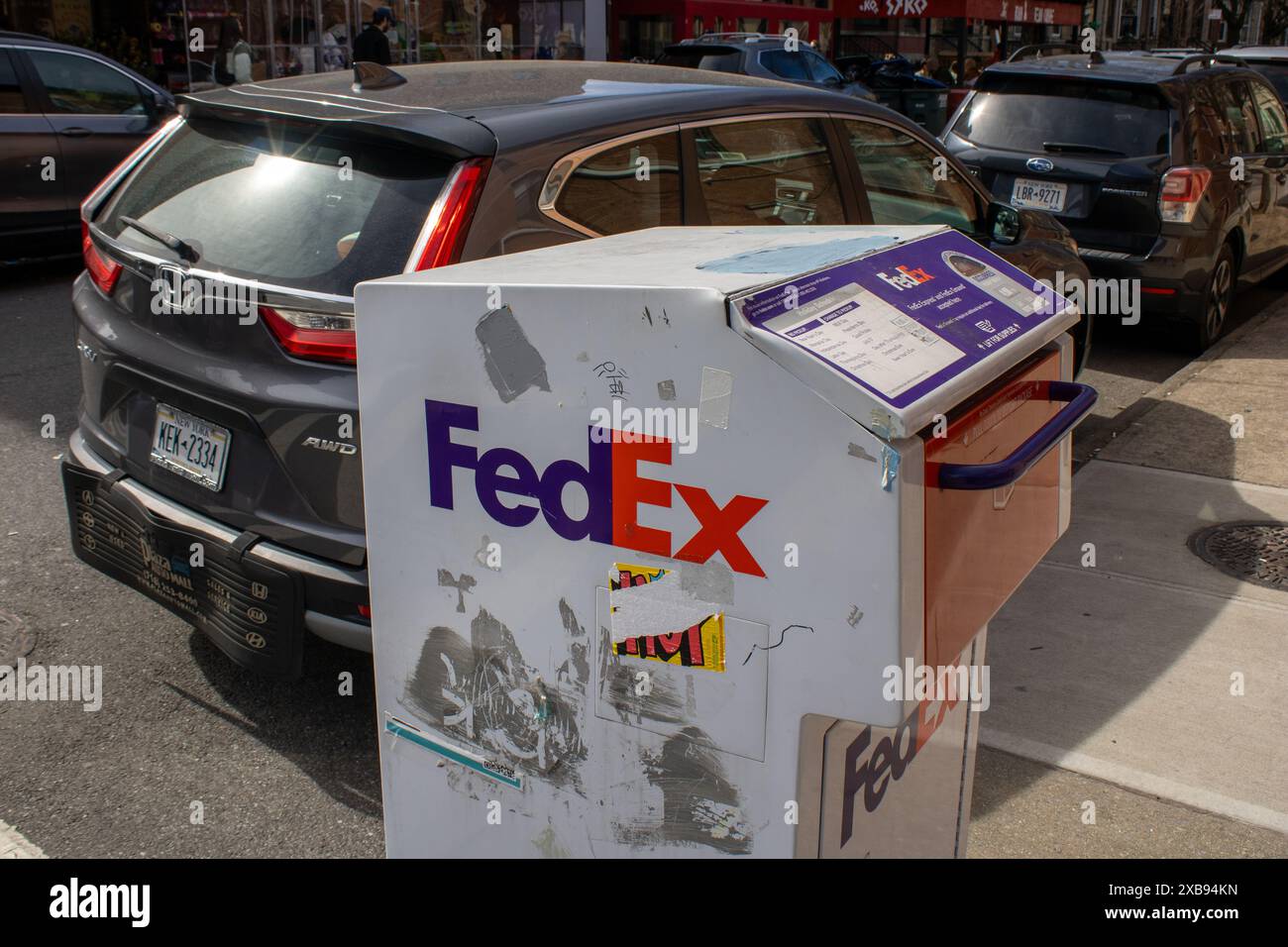 Fedex package box delivery hi-res stock photography and images - Alamy