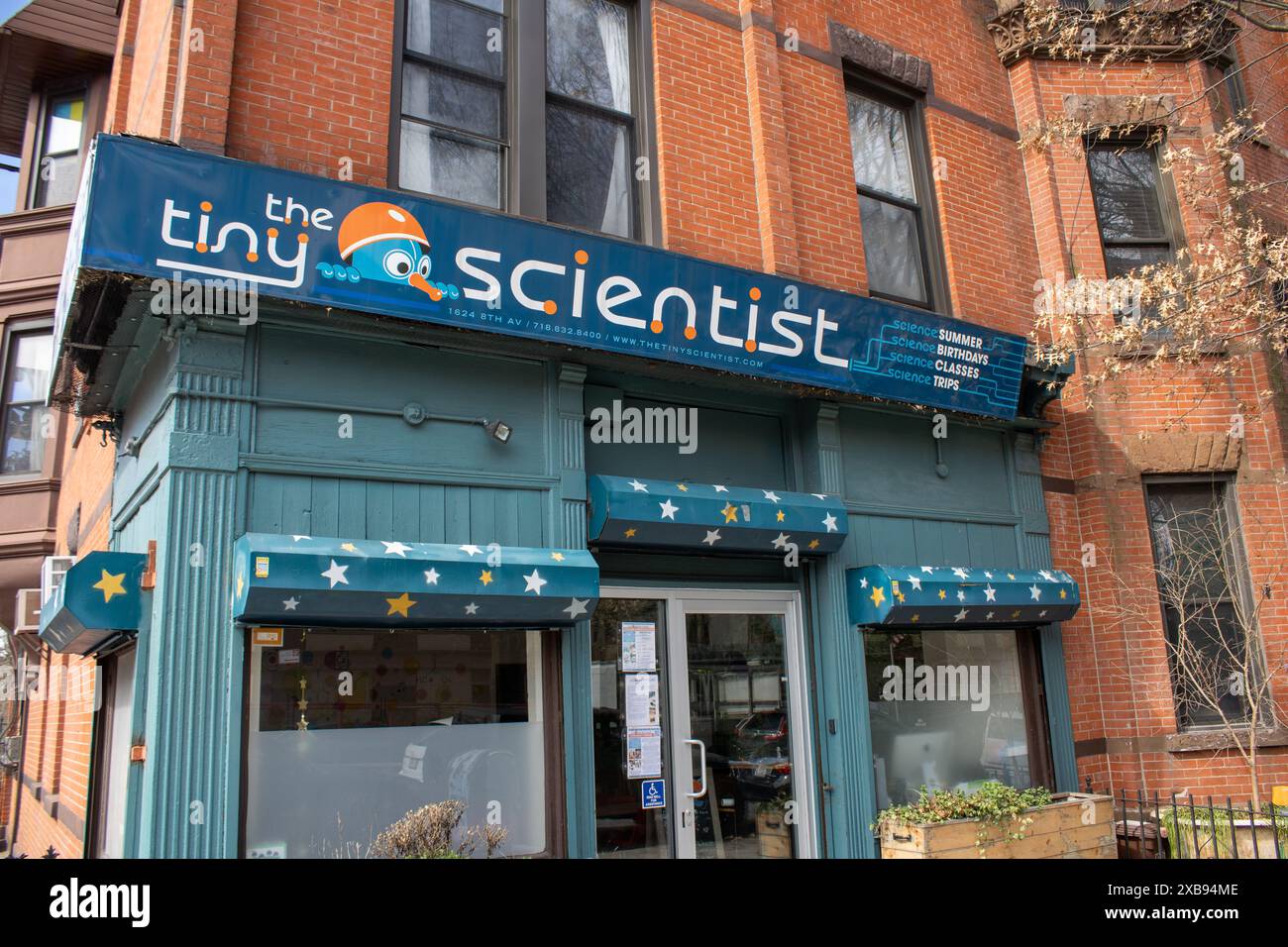 Vibrant storefront hi-res stock photography and images - Alamy