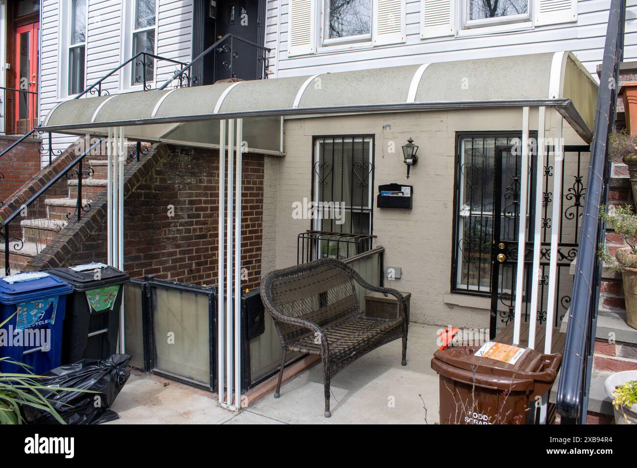 Trash cans house hi-res stock photography and images - Alamy