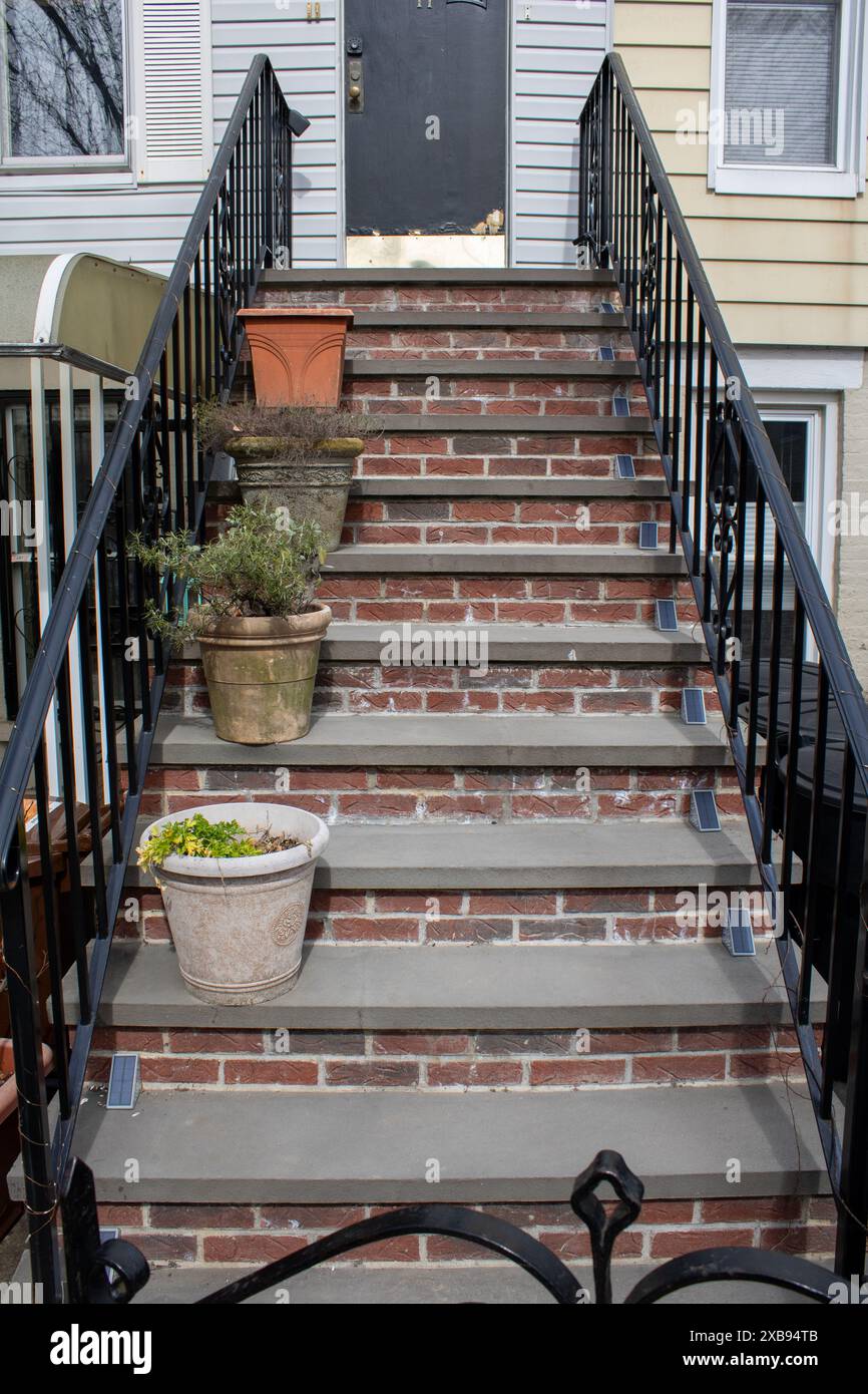 Pathway of flowers hi-res stock photography and images - Alamy
