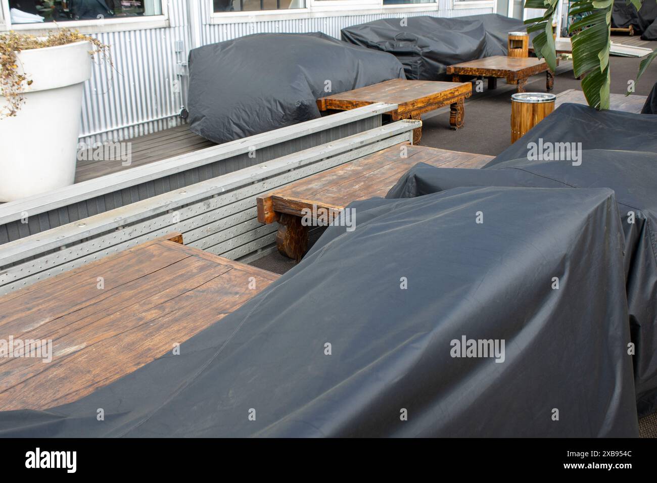 Dining under cover hi-res stock photography and images - Alamy