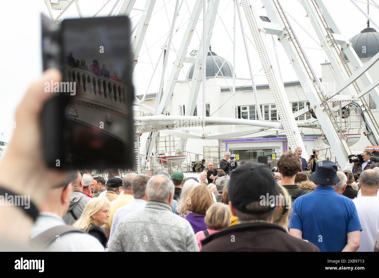 Nigel farage campaigning hi-res stock photography and images - Alamy