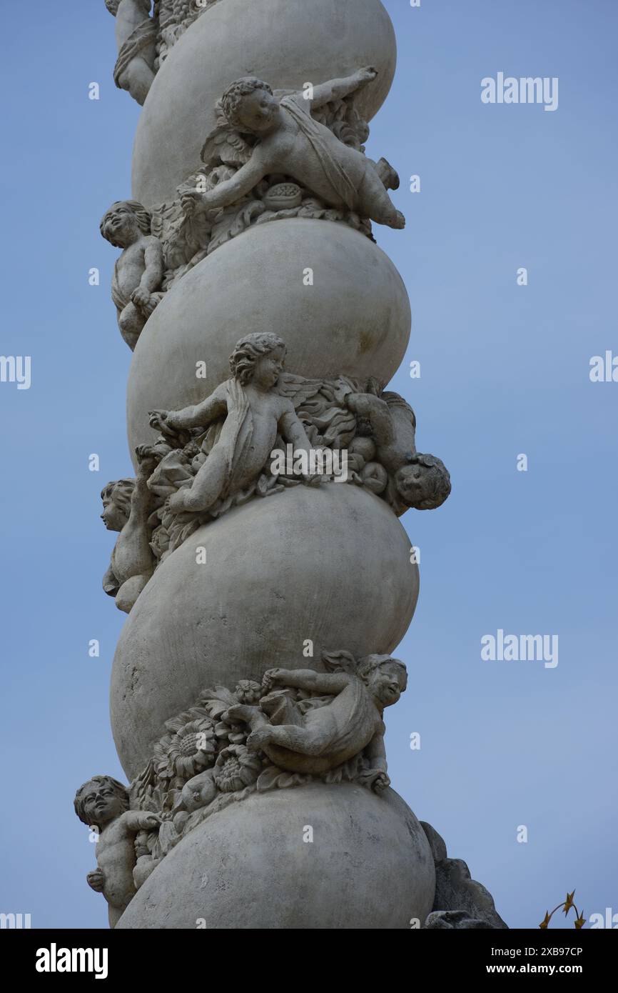 Tall sculpture hi-res stock photography and images - Alamy
