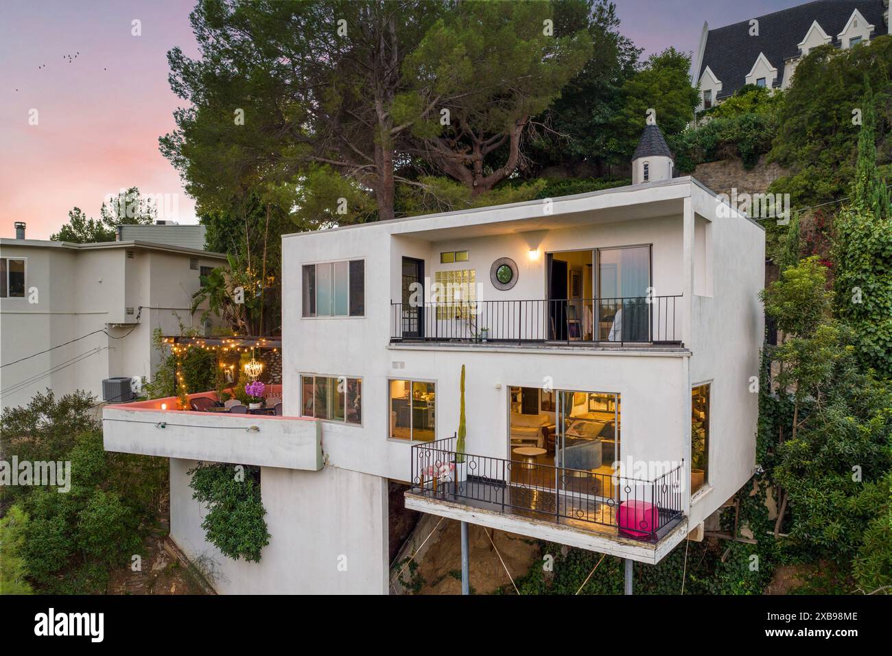 Hillside house home california hi-res stock photography and images - Alamy