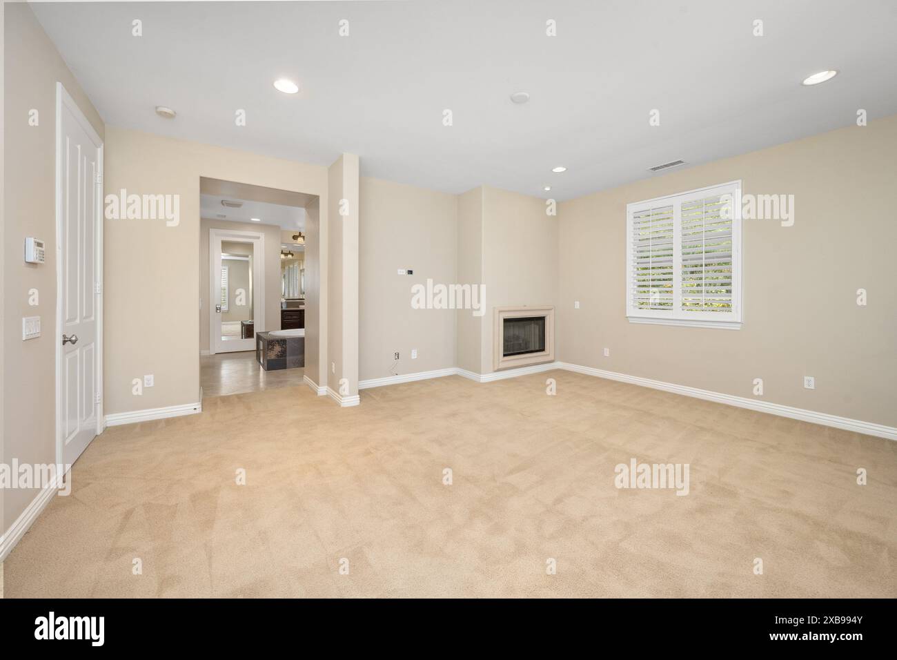 An empty room with tan walls. California, USA Stock Photo - Alamy