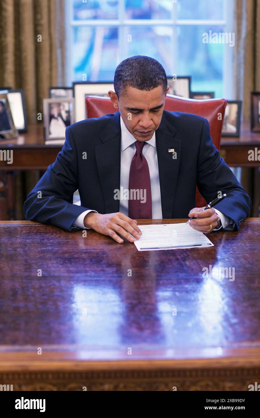 President Barack Obama fills out his 2010 Census form in the Oval ...