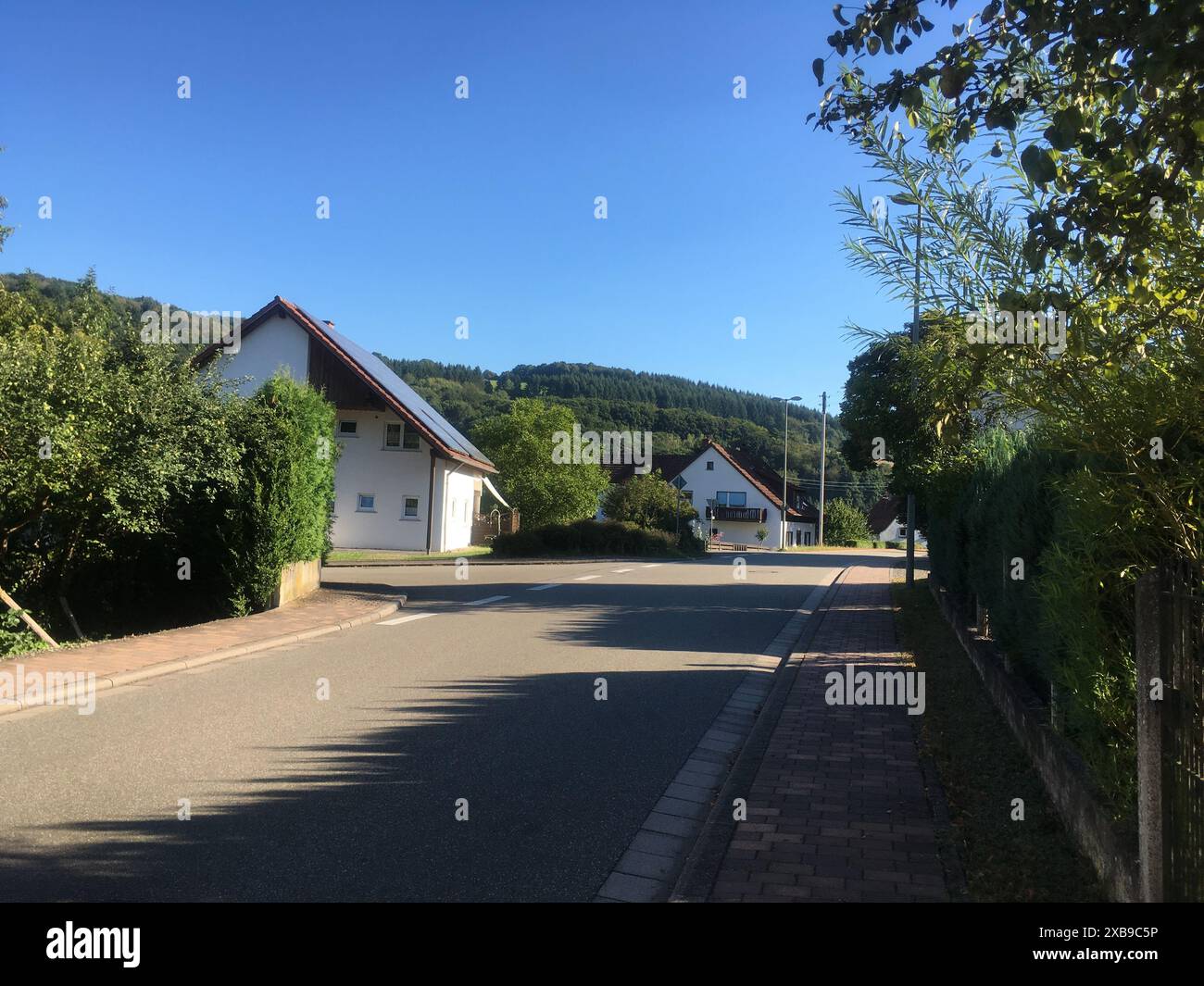 Narrow country road houses hi-res stock photography and images - Alamy