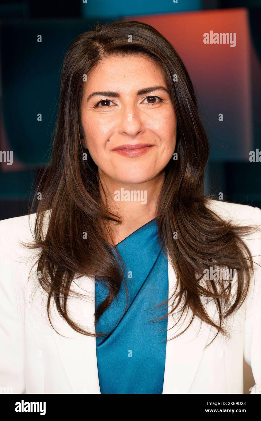 Serap Güler in der ARD-Talkshow hart aber fair im Studio Adlershof ...