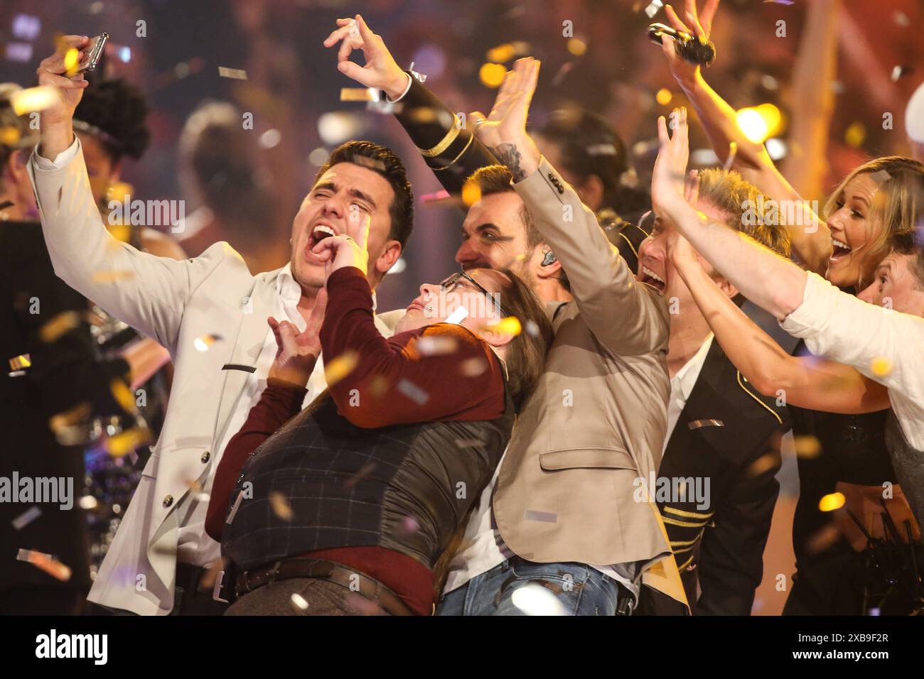 Moderator Florian Silbereisen GER mit v.l. Saenger Jan Smit NED ...