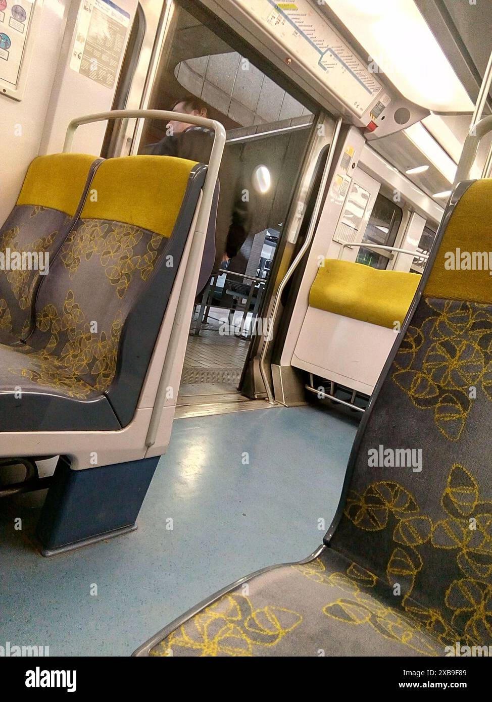 Train RER en direction de Roissy Charles de Gaulle Stock Photo - Alamy