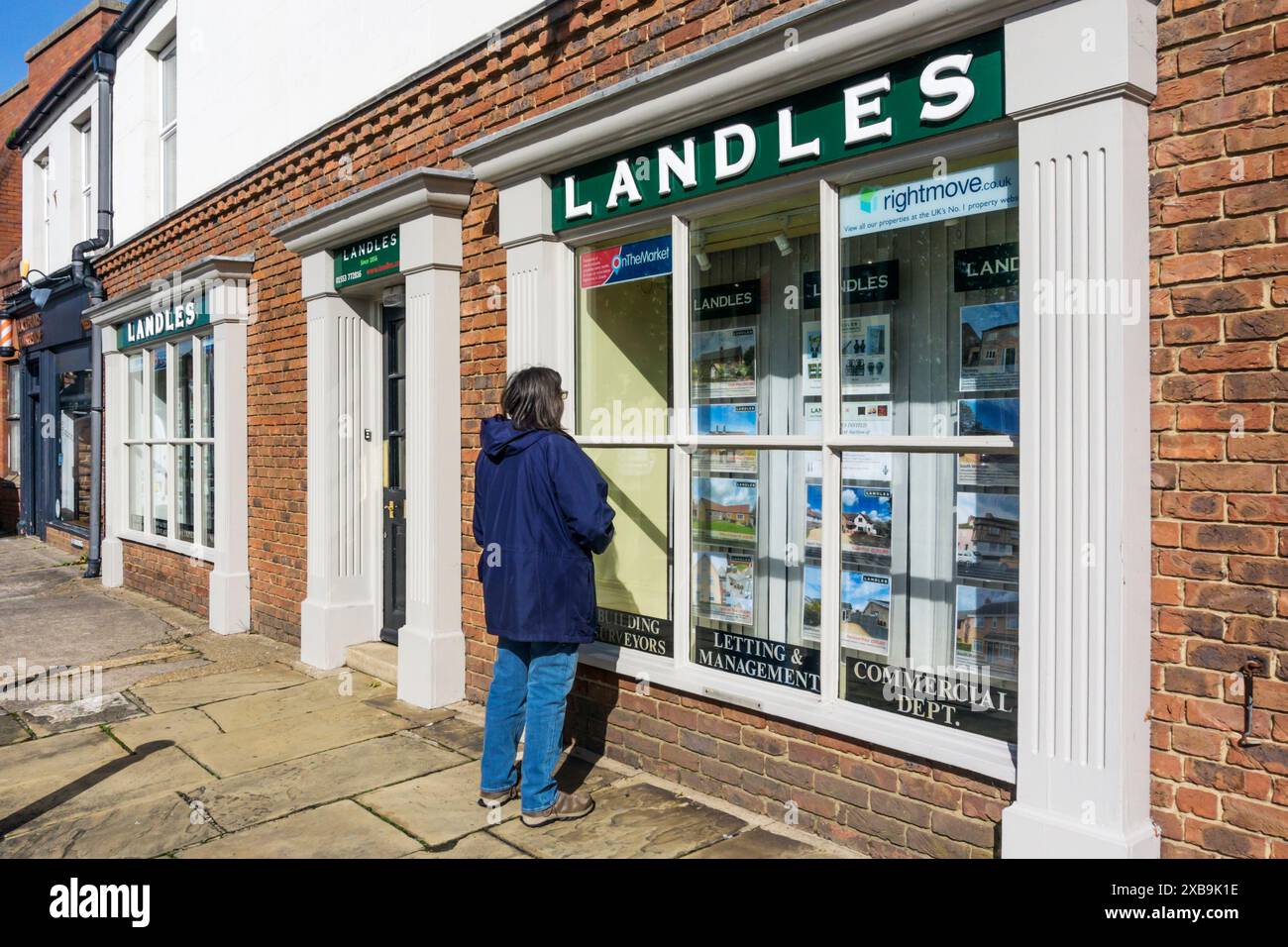 Looking in to house windows hi-res stock photography and images - Alamy