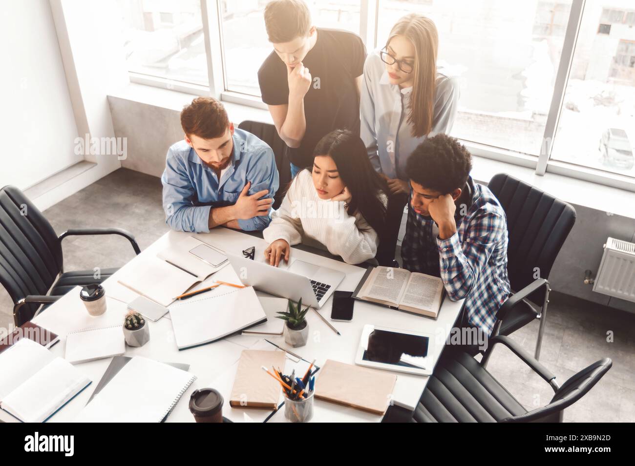 Group people sitting around table hi-res stock photography and images ...