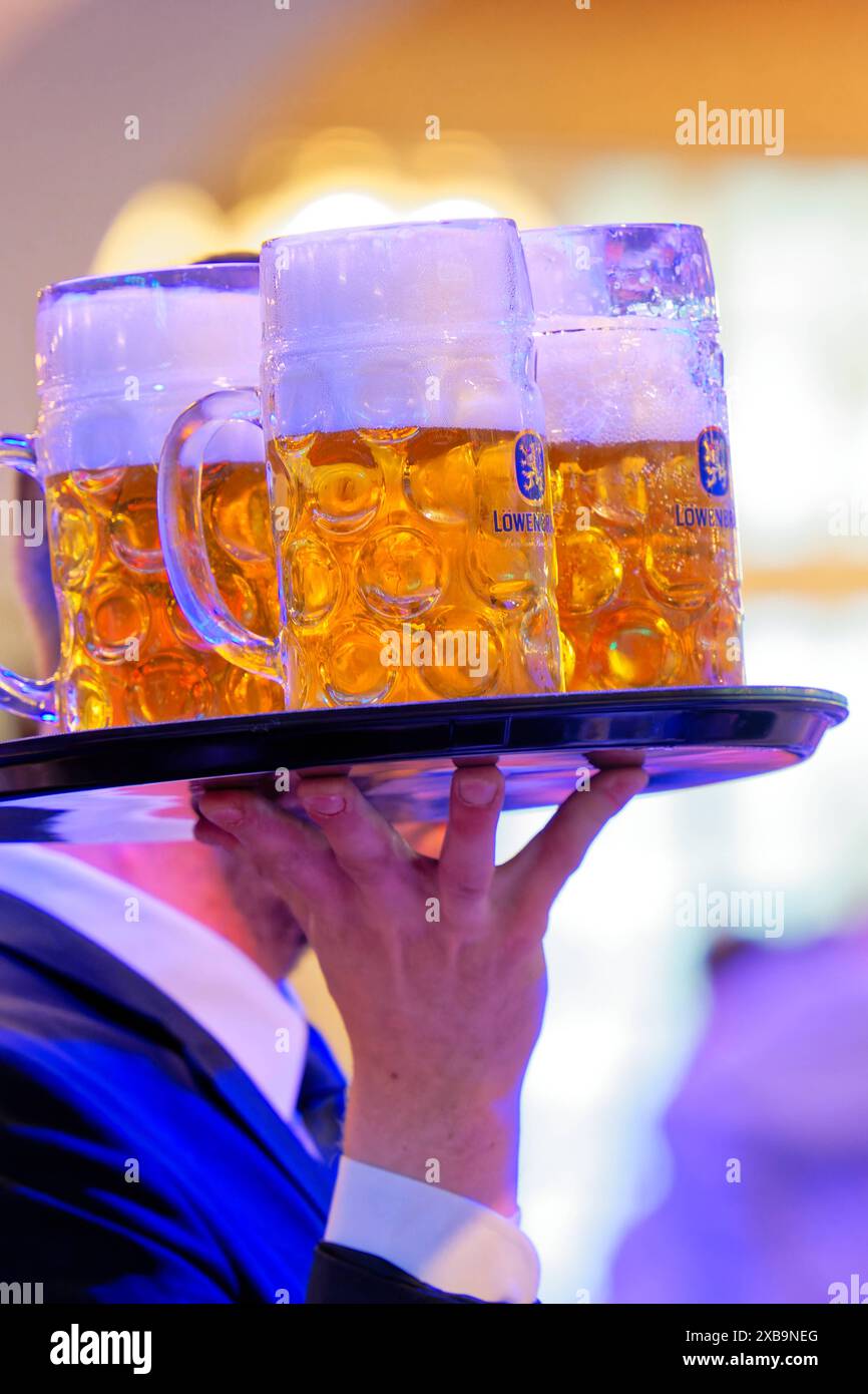 Die Erfrischung kommt. Der Kellner mit der frischen Maß Bier. München ...