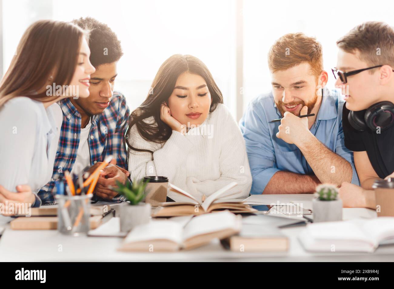 Library teamwork hi-res stock photography and images - Alamy