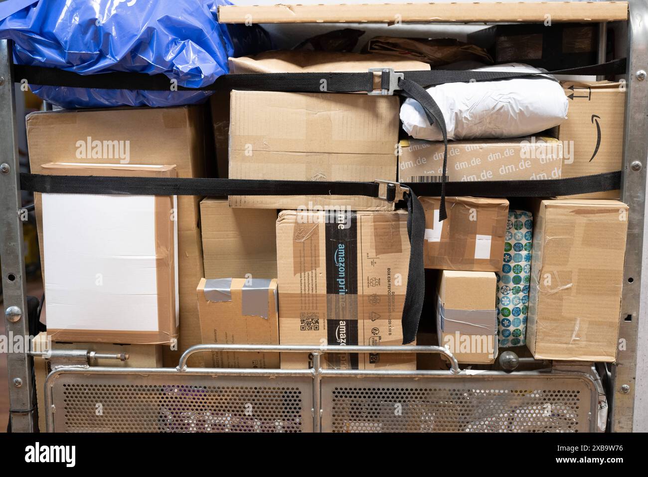 Parcel returns logistics hi-res stock photography and images - Alamy