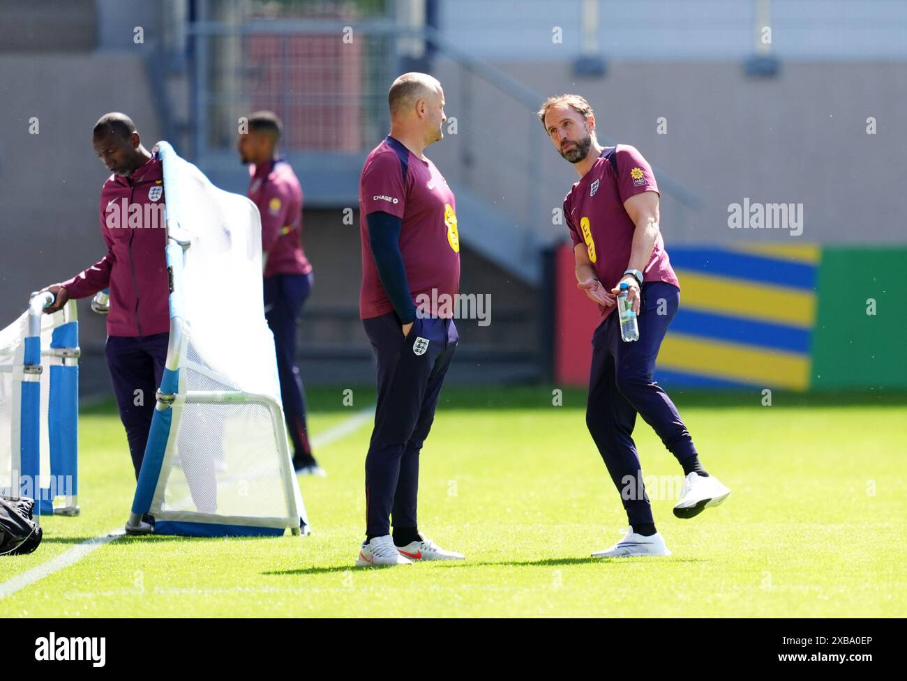 England manager Gareth Southgate (right) and speaks to goalkeeping ...