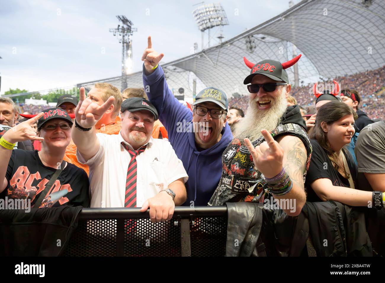 Fans bei AC/DC - Power Up Tour - Europa 2024 im Olympiastadion, München am 9.06.2024 *** Fans at ...