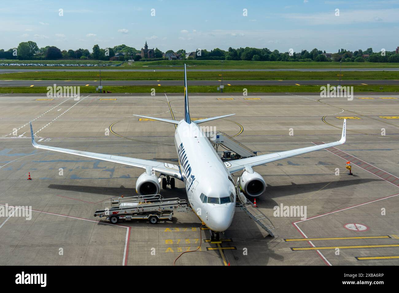 Ryanair plane on the airport runway ready for passenger boarding Stock ...