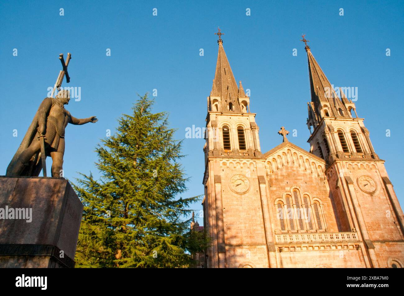 Estatua de pelayo hi-res stock photography and images - Alamy