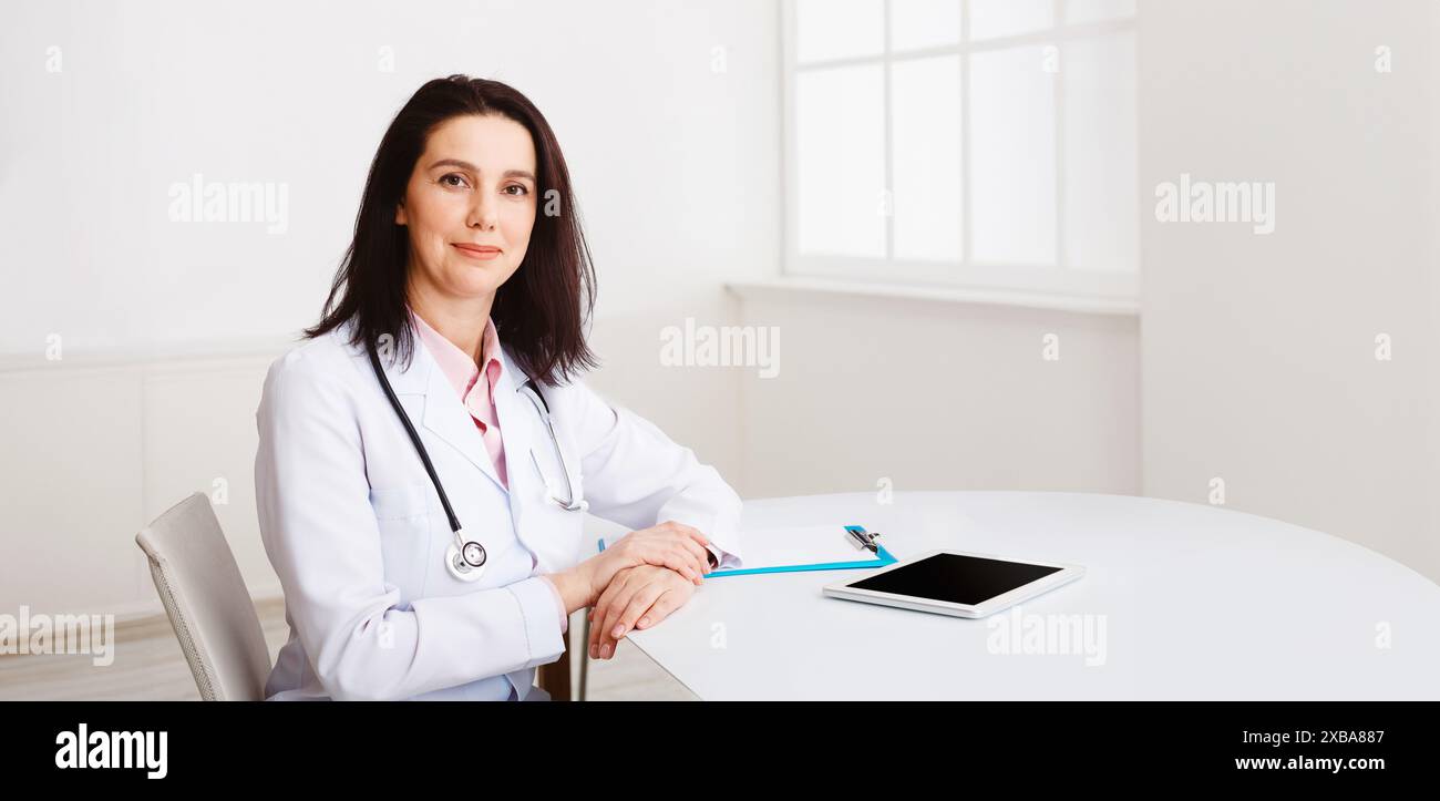 Medical Team Conference. Female Practitioner At Meeting Stock Photo - Alamy