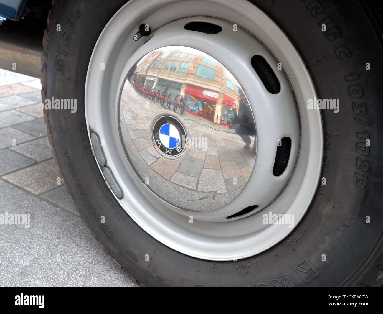 Wheel bmw logo hi-res stock photography and images - Alamy