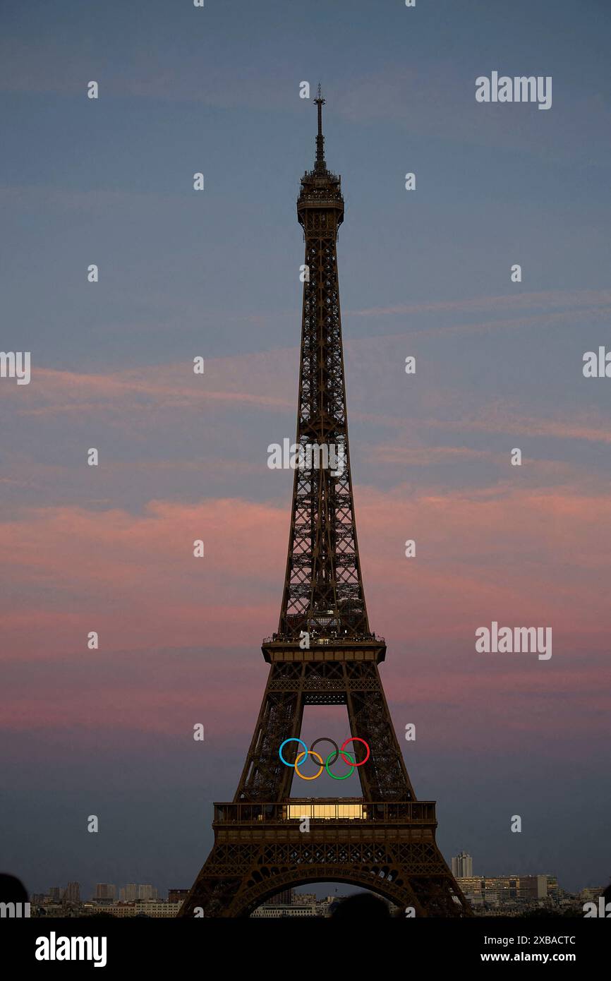 Paris, France. 08th June, 2024. Saturday evening hundreds of Parisians ...
