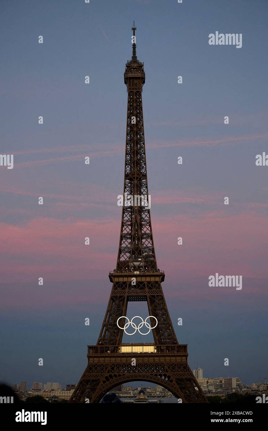 Paris olympic rings eiffel tower night hi-res stock photography and ...